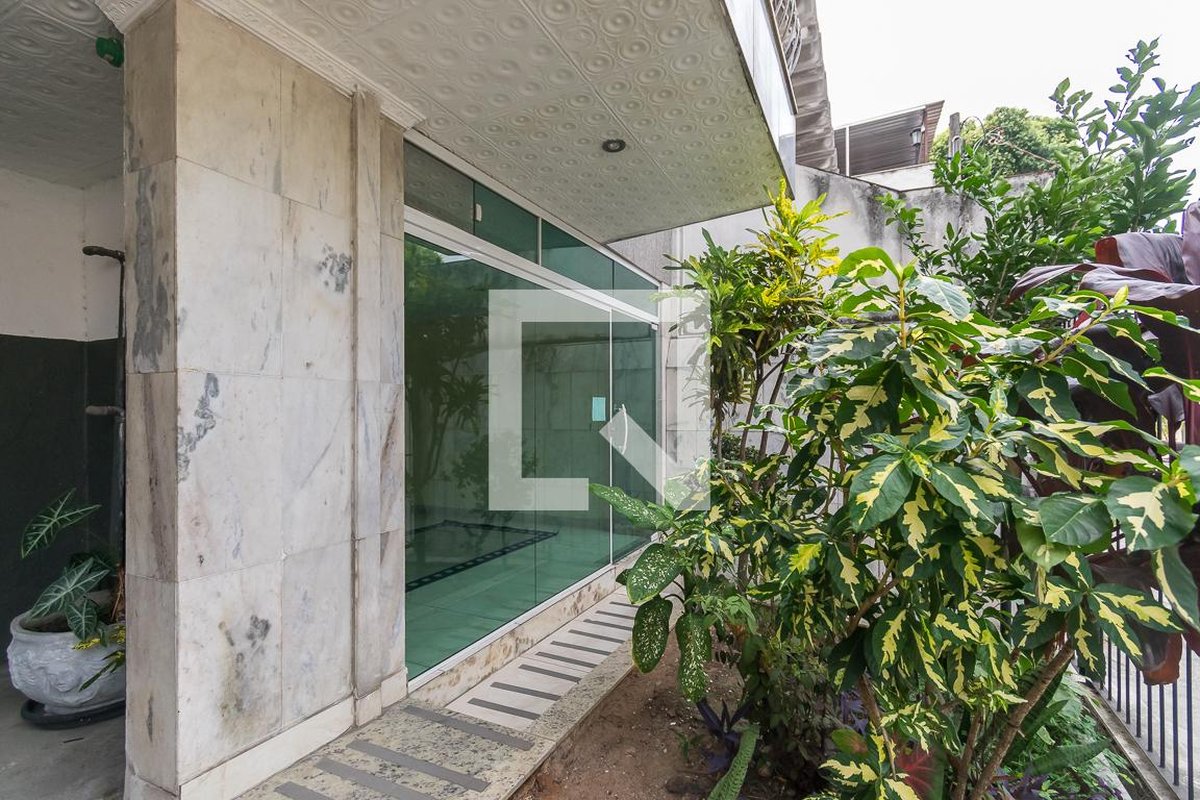 Condomínio Edifício Palmeiras, Olaria - Rio de Janeiro - Alugue ou Compre - QuintoAndar